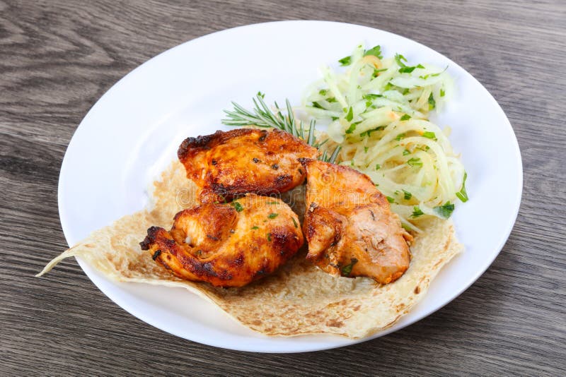 Bbq de la pechuga de pollo imagen de archivo. Imagen de verde - 111784735