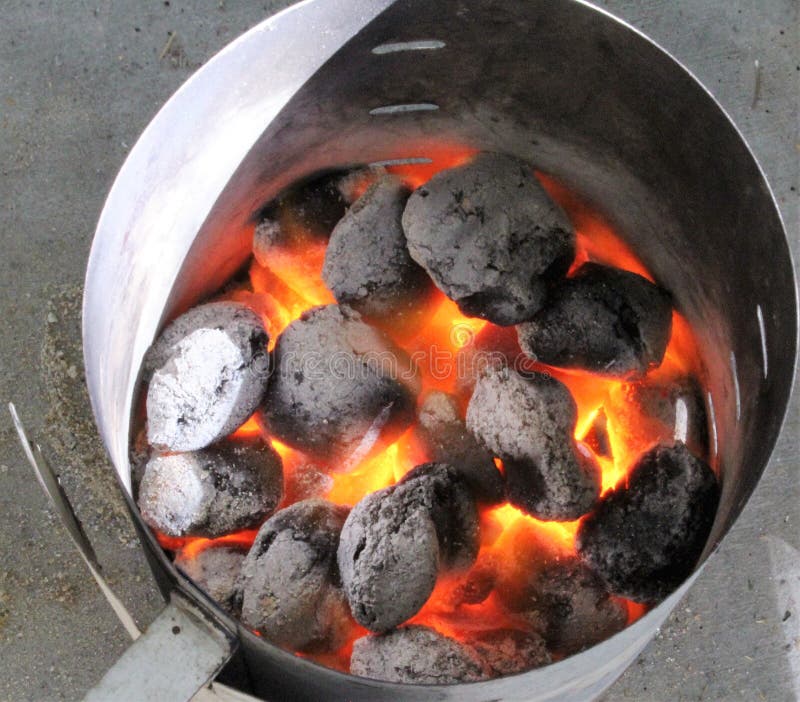 Glühende Kohlen stockfoto. Bild von lagerfeuer, dunkel - 4568426