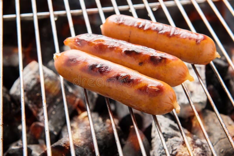 Bbq-Wurst Auf Einem Lodernden BBQ-Grill Stockfoto - Bild von kochen ...