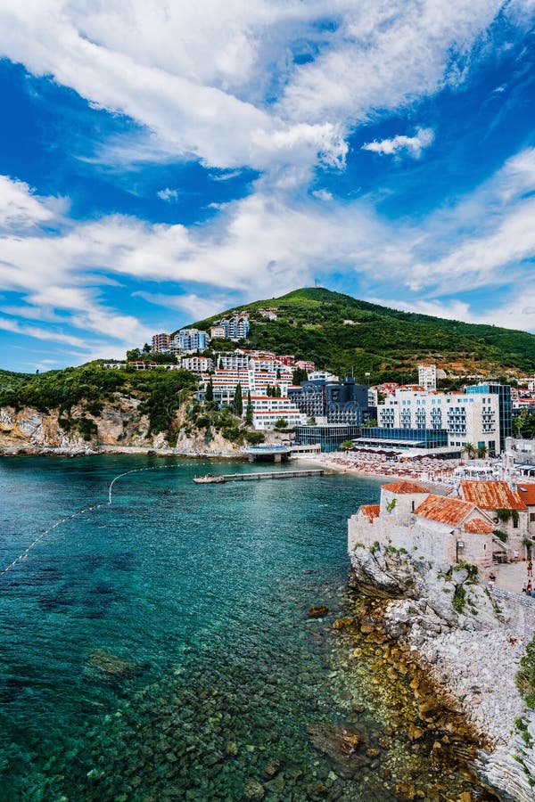 Jaz Beach Budva fotografering för bildbyråer. Bild av liggande - 58027627