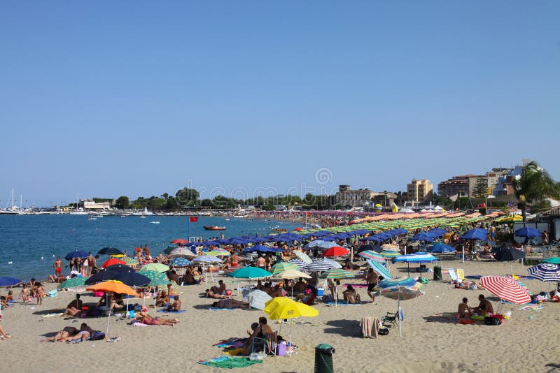 Beach with many people editorial image. Image of women - 20545870