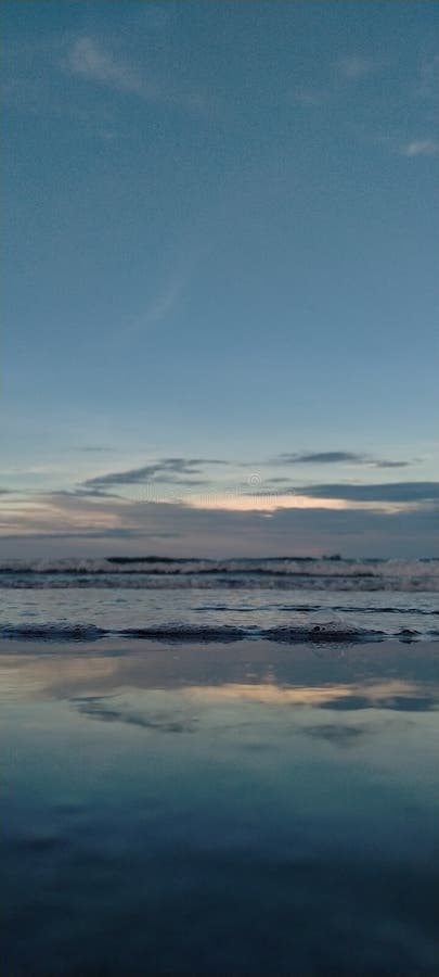 The Beach with a Sunset Atmosphere Makes the Beach More Beautiful and ...