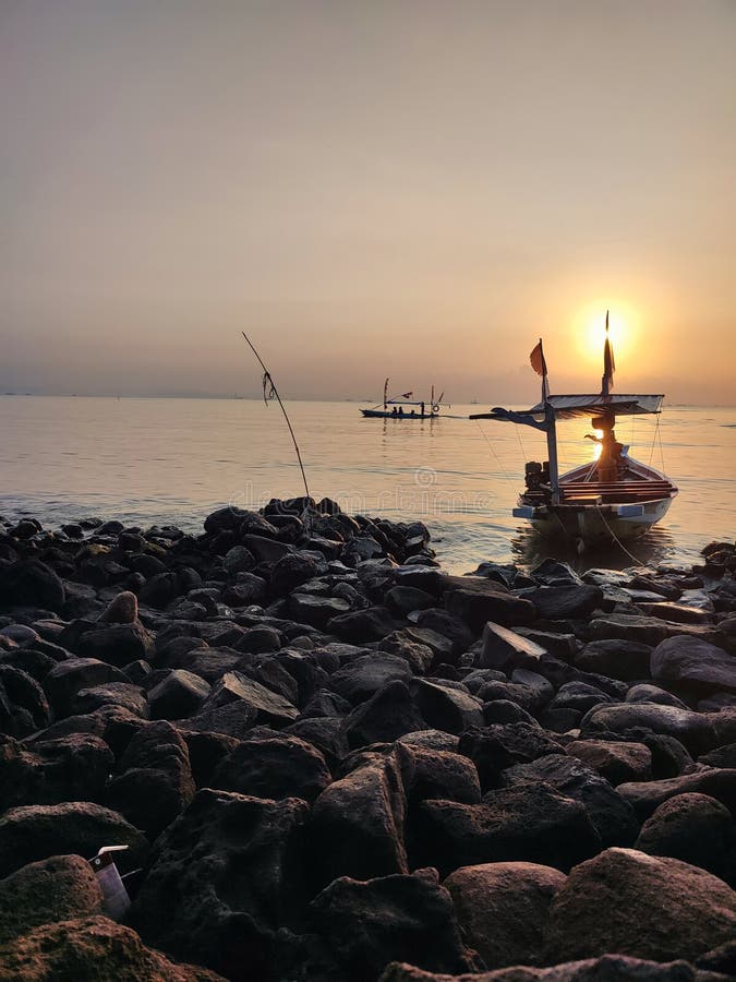 Beache& X27;s Rocks and the Boat Stock Photo - Image of boat, lighting ...