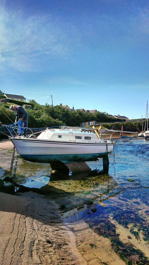 Beached boat editorial stock image. Image of boat, water - 100050539