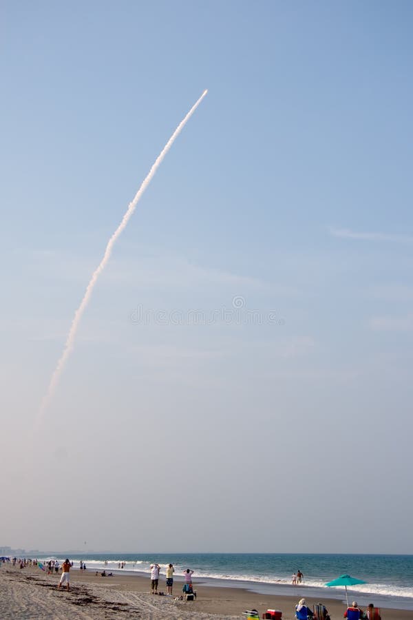 SPACE SHUTTLE DISCOVERY VAPOR TRAIL NASA Stock Photo - Image of ...