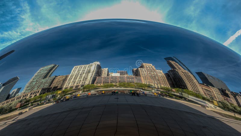 Chicago Bean Mirrors Curved Skyline Editorial Stock Image - Image of ...