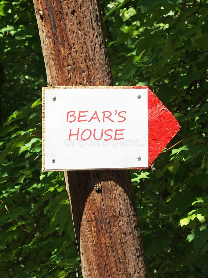 Bear`s House Sign on a Tree Pointing Right Stock Illustration ...