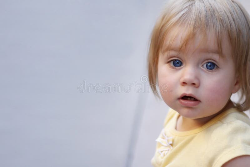 Beau bébé image stock. Image du attachante, modèle, chemise - 5367431