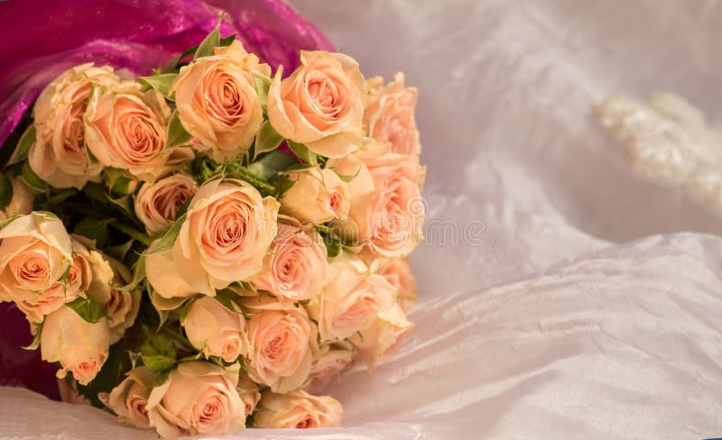 Beau Bouquet De Mariage Des Roses Beiges Image stock - Image du ...