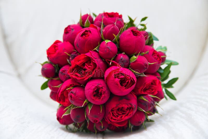 Beau Bouquet De Mariage Des Roses Rouges Image stock - Image du ...