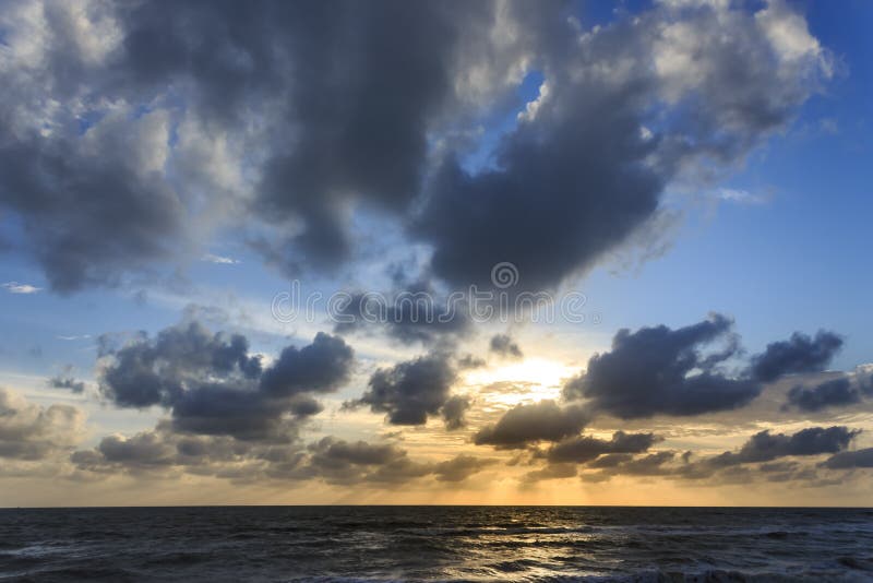 Beau ciel photo stock. Image du orange, soleil, plage - 91235300