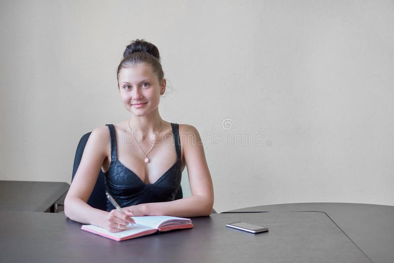 Beau Et Très Sexy Secrétaire Travaillant Dans Le Bureau Image Stock