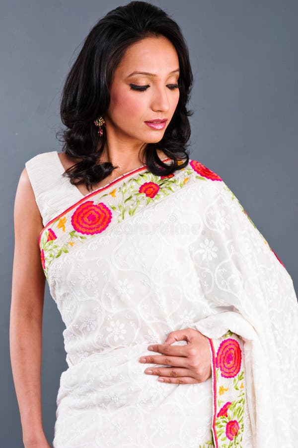 Belle Fille Indienne Dans Le Sari Rouge Image stock - Image du soie ...