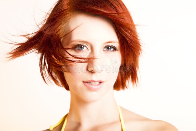 Beau Femme Roux Dans Le Vent Image stock - Image du magnifique, bien ...