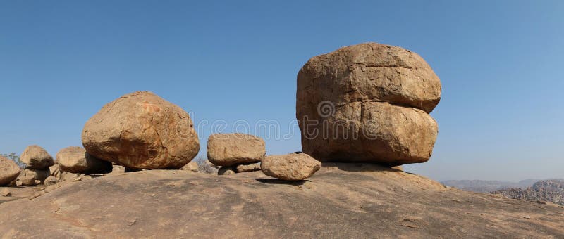 Beau Grand Rocher De Granit Dans Hampi, Inde Photo stock - Image du ...