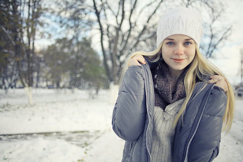 Beau jeune ado blond image stock. Image du beau, bleu - 51047043