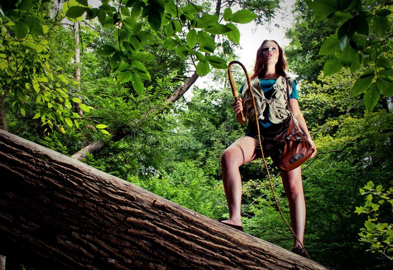 Un Jeune Aventurier Dans La Jungle Image stock - Image du femelle ...