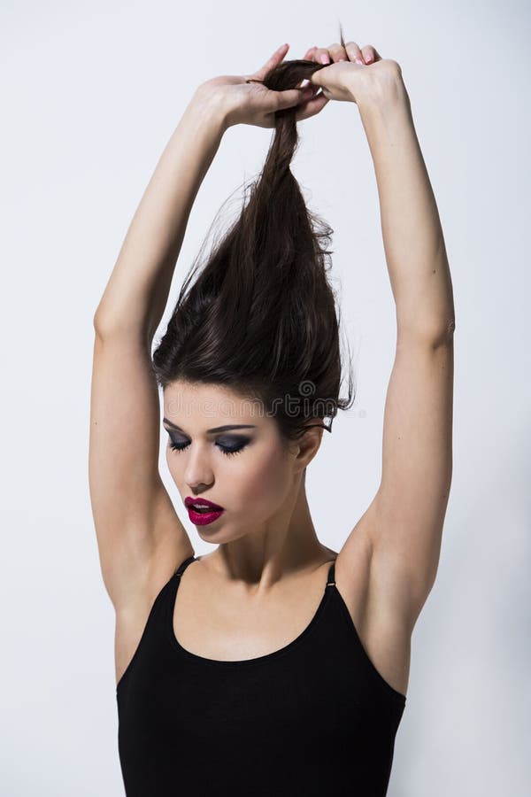 Belle Jeune Femme Atteignant Le Traitement Le Salon De Beauté Photo