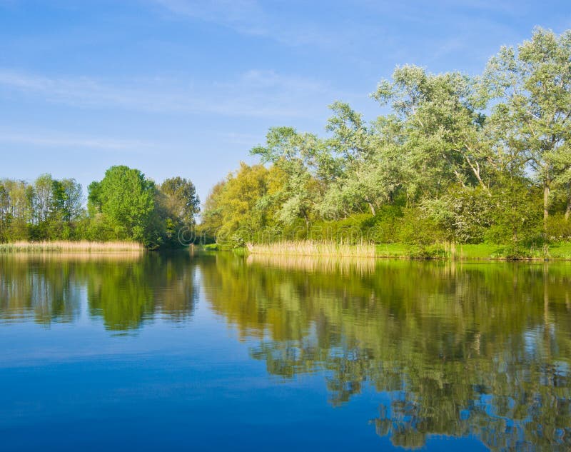 Beau lac image stock. Image du saison, ondulation, rivage - 5303033