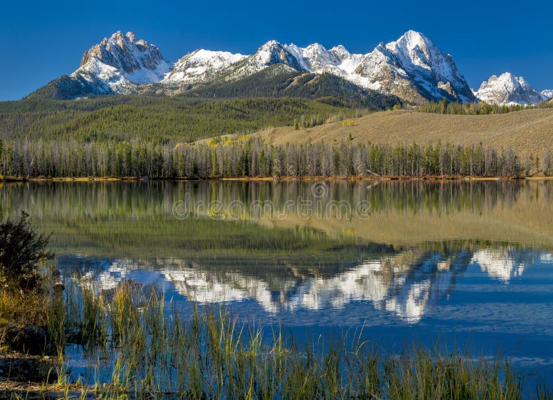 Beau Lac De Montagne De L'Idaho Image stock - Image du nature, rocheux ...
