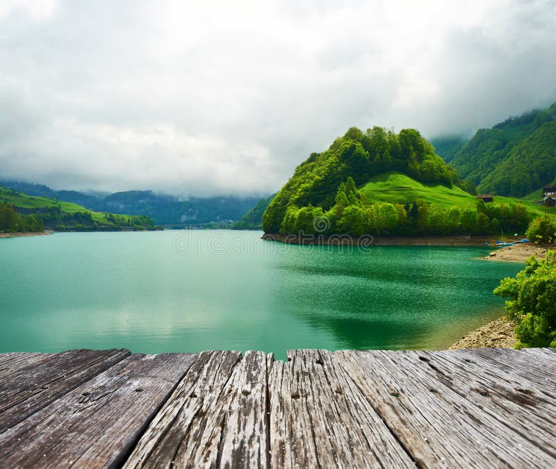 Beau Lac Vert De Montagne En Suisse Photo stock - Image of extérieur ...