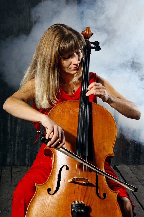 Belle violoncelliste photo stock. Image du instrument - 12370192
