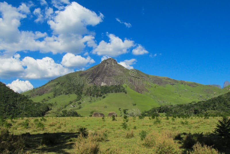 Beau Paysage De Colline Verte Et De Roche Lisse Image stock - Image du ...