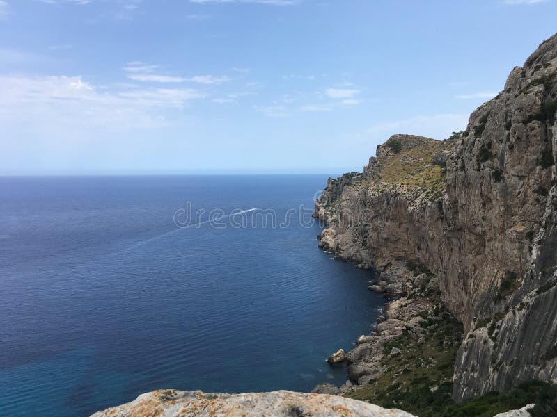 Beau paysage en Majorque image stock. Image du roches - 100472681