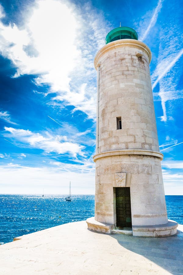 Beaux Phare Et Bateaux Dans Les Cassis, Frances Image stock - Image du ...