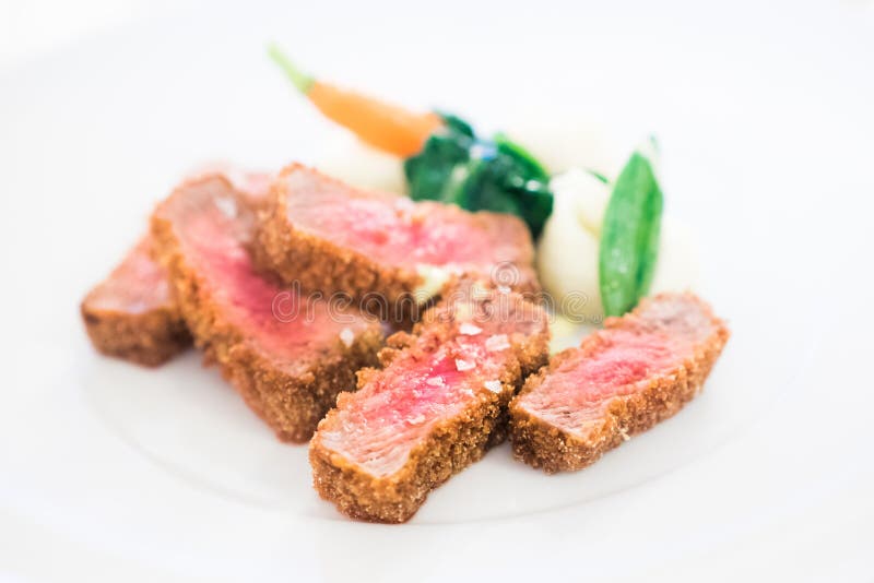 Beau Plat Avec La Viande Cuite Photo stock - Image du savoureux, parts ...