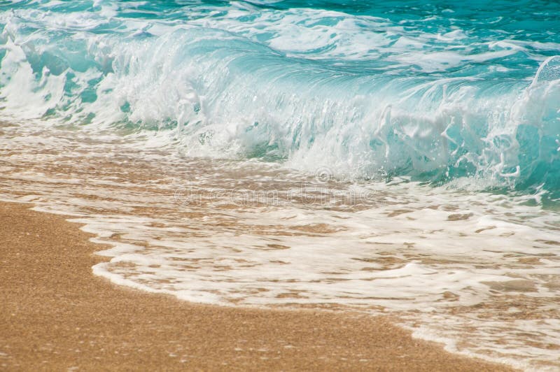 Beau ressac sur la plage photo stock. Image du sable - 40677066