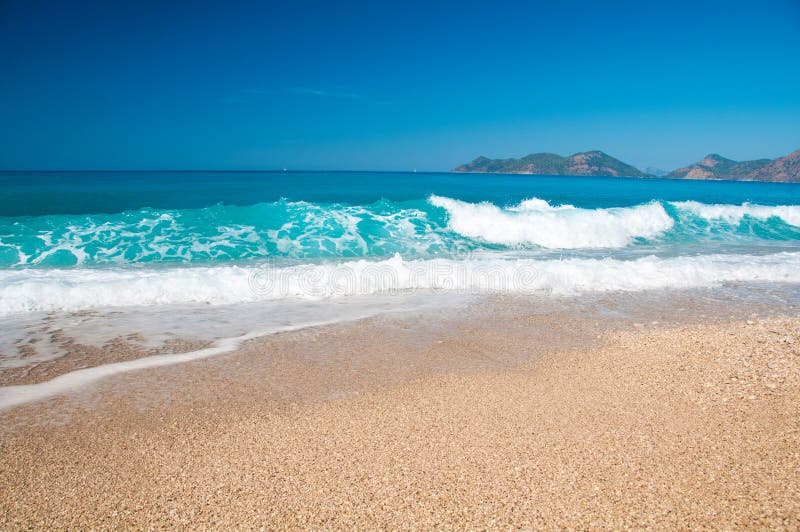 Beau ressac sur la plage photo stock. Image du sable - 40677066