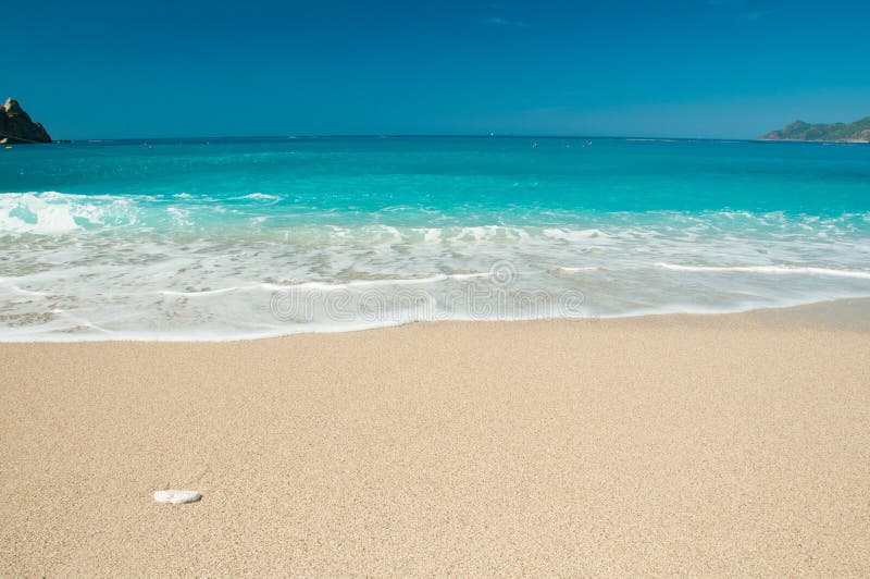 Beau ressac sur la plage photo stock. Image du sable - 40677066