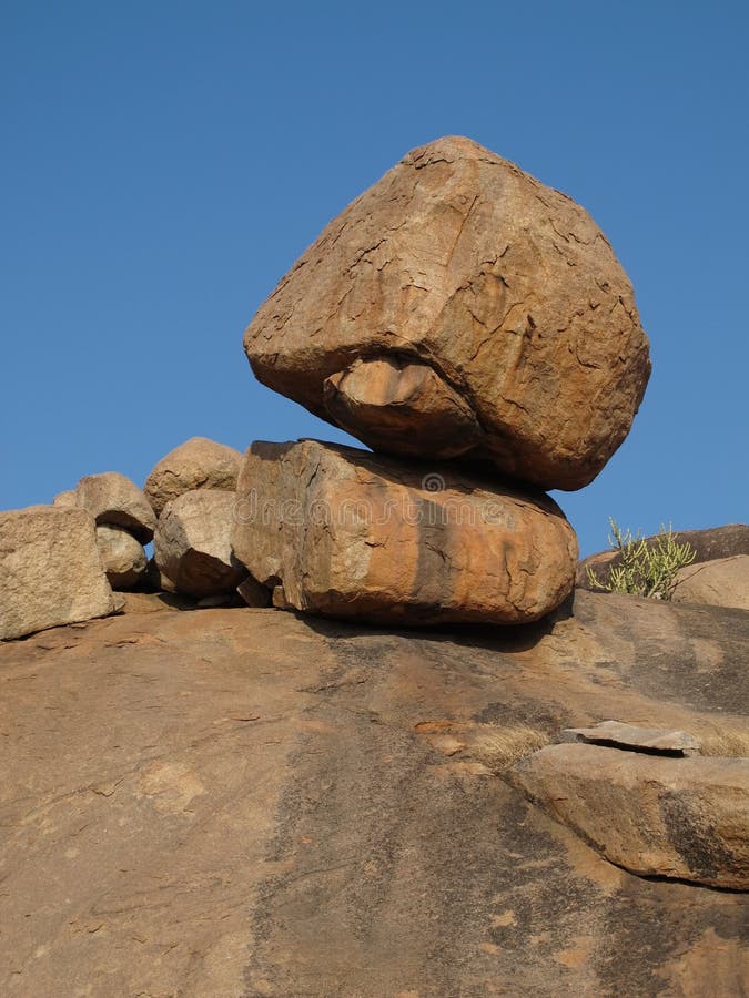Beau Grand Rocher De Granit Dans Hampi, Inde Photo stock - Image du ...