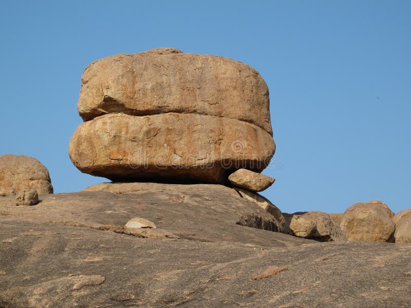 Beau Grand Rocher De Granit Dans Hampi, Inde Photo stock - Image du ...