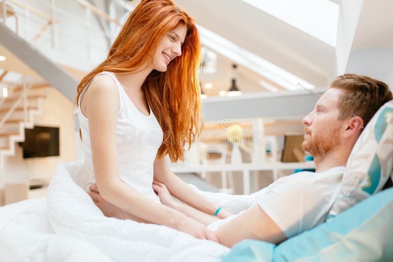 Beau Romance De Couples Dans Le Lit Image Stock Image Du Masculin