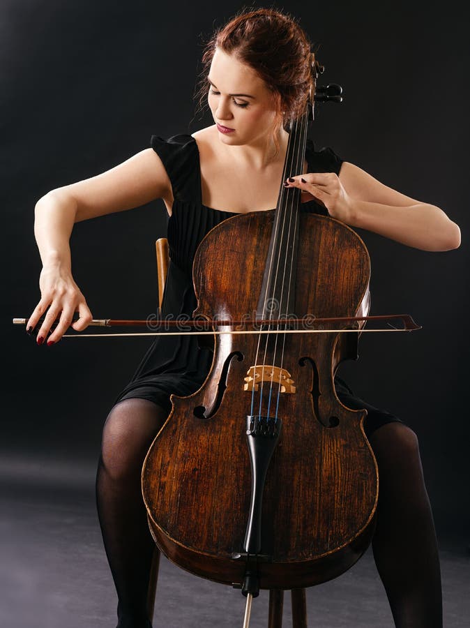Beau joueur de violoncelle photo stock. Image du femme - 35171638