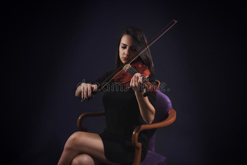 Beau Violoniste Woman Jouant Le Violon Sur Le Fond Noir Photo stock ...
