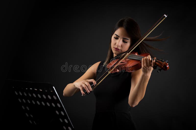 Beau Violoniste Woman Jouant Le Violon Sur Le Fond Noir Photo stock ...