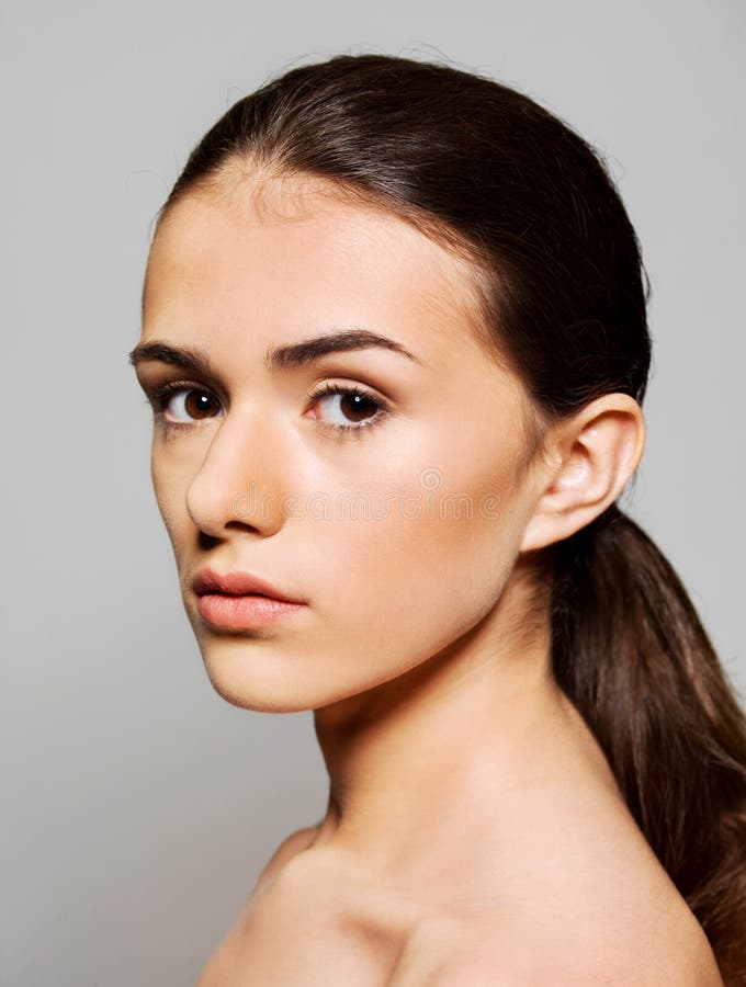 Beau Visage De Jeune Femme Image Stock Image Du Mode 133720663