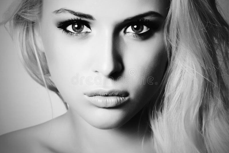 Beau Visage De Jeune Femme Fille Blonde Portrait De Monochrome Dart