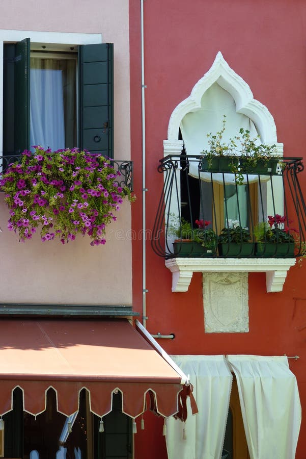Beau Windows dans Burano image stock. Image du île, couleur - 36953605