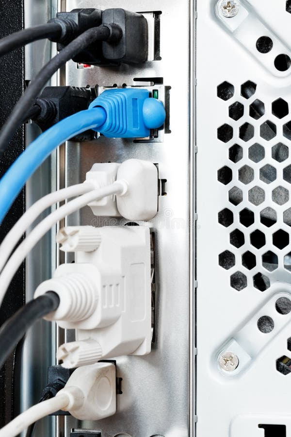 Beaucoup De Câbles Et De Connecteurs D'ordinateur Photo stock - Image ...