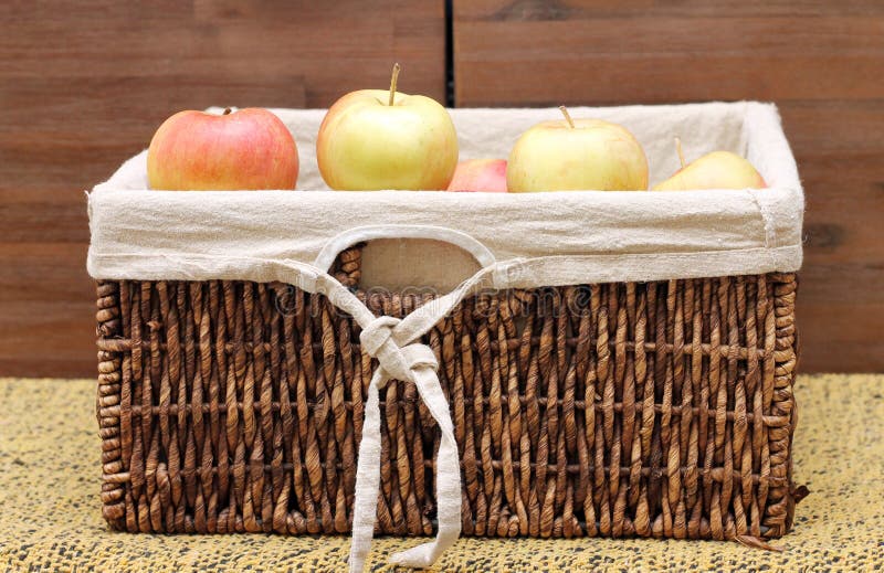 Beaucoup De Pommes Dans Le Panier Photo stock - Image du mûr, herbes ...