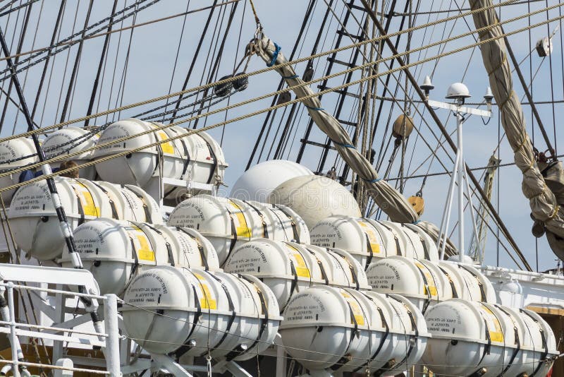 Radeau De Sauvetage Gonflable Photo éditorial - Image du coulage, côte ...