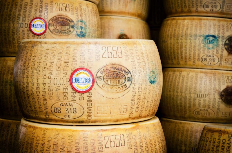 Beaucoup De Roues De Fromage De Reggiano De Parmesan Photo stock ...