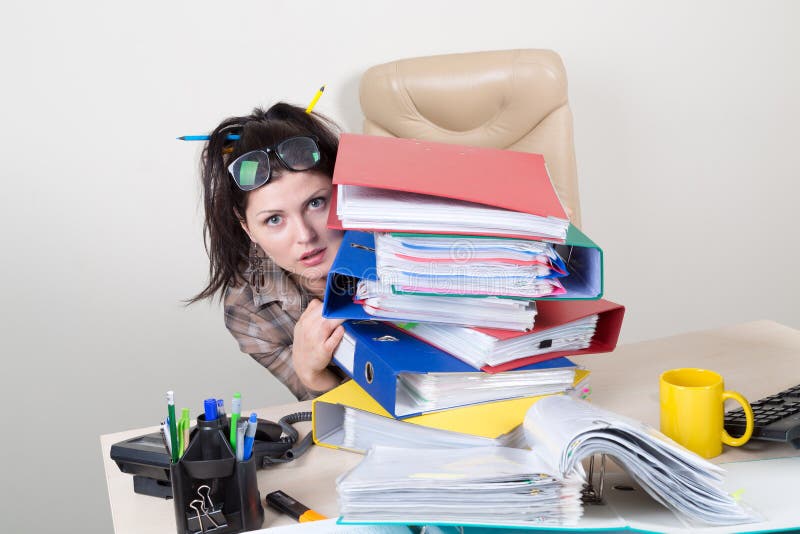 Beaucoup De Travail Pour Le Commis Dans Le Bureau Photo stock - Image ...