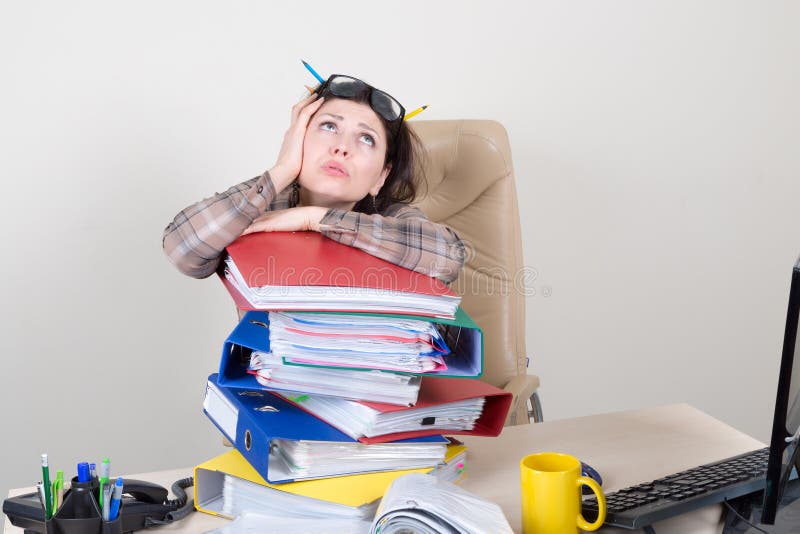Beaucoup De Travail Pour Le Commis Dans Le Bureau Photo stock - Image ...