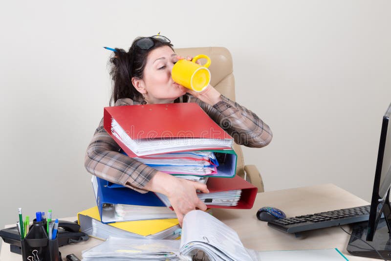 Beaucoup De Travail Pour Le Commis Dans Le Bureau Photo stock - Image ...
