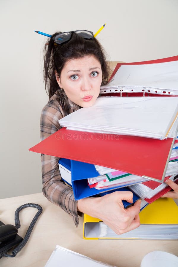 Beaucoup De Travail Pour Le Commis Dans Le Bureau Photo stock - Image ...
